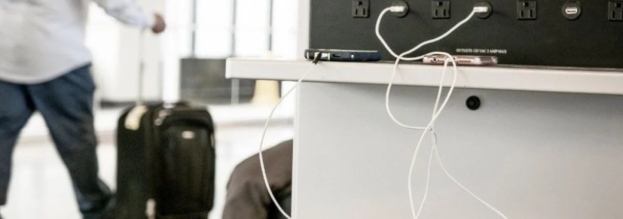 ¡Cuidado! Con cargar el móvil en lugares públicos advierte el FBI ...