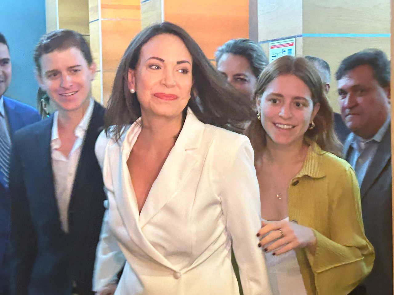 Así llegó María Corina con sus hijos al acto de proclamación luego de ...