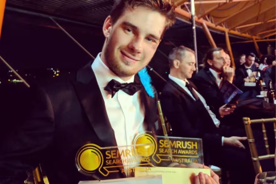 Harry Sanders, el australiano de 25 años que dormía abajo de un puente ...