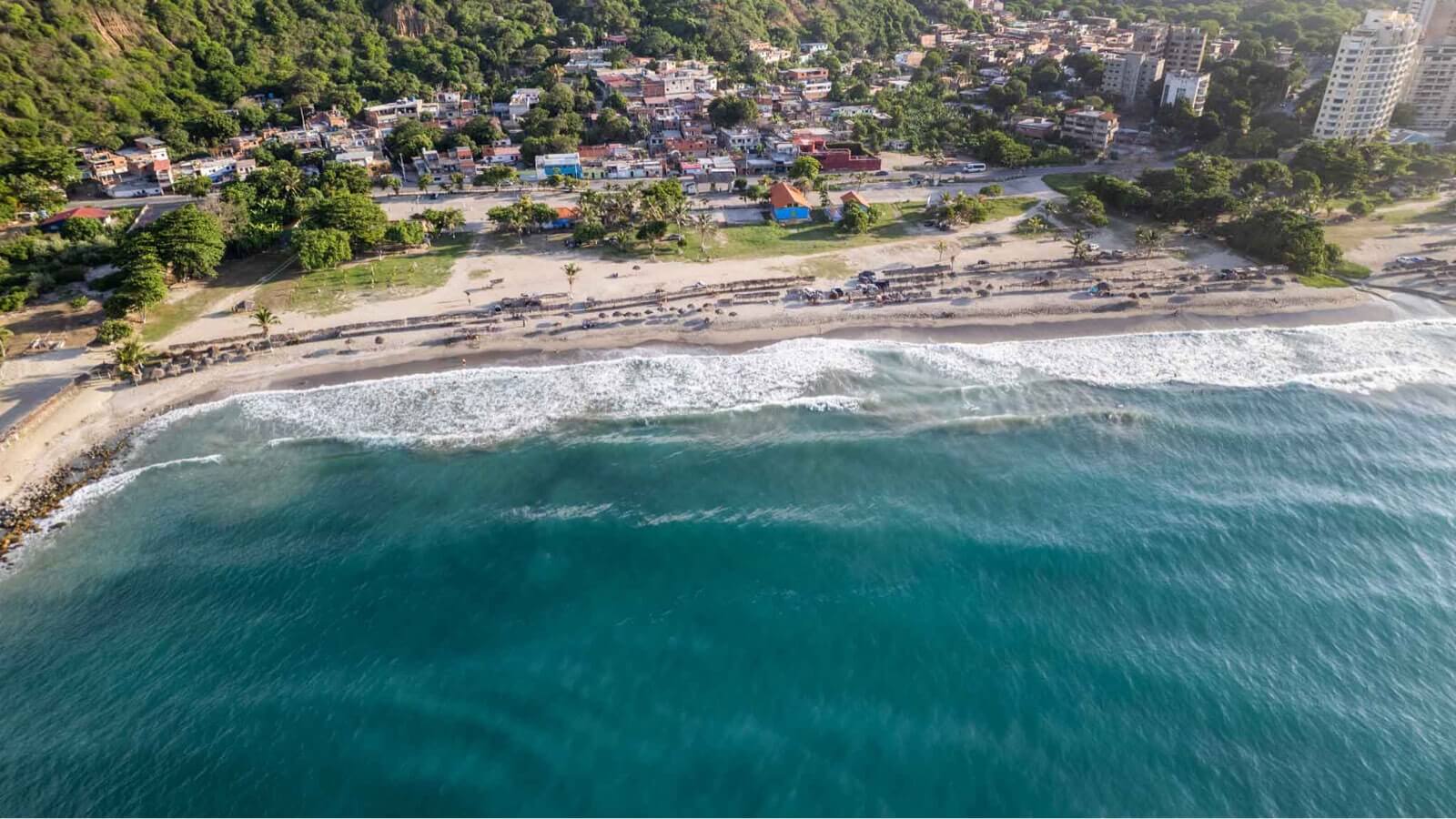 Gran multitud de temporadistas disfrutan de las playas de La Guaira ...